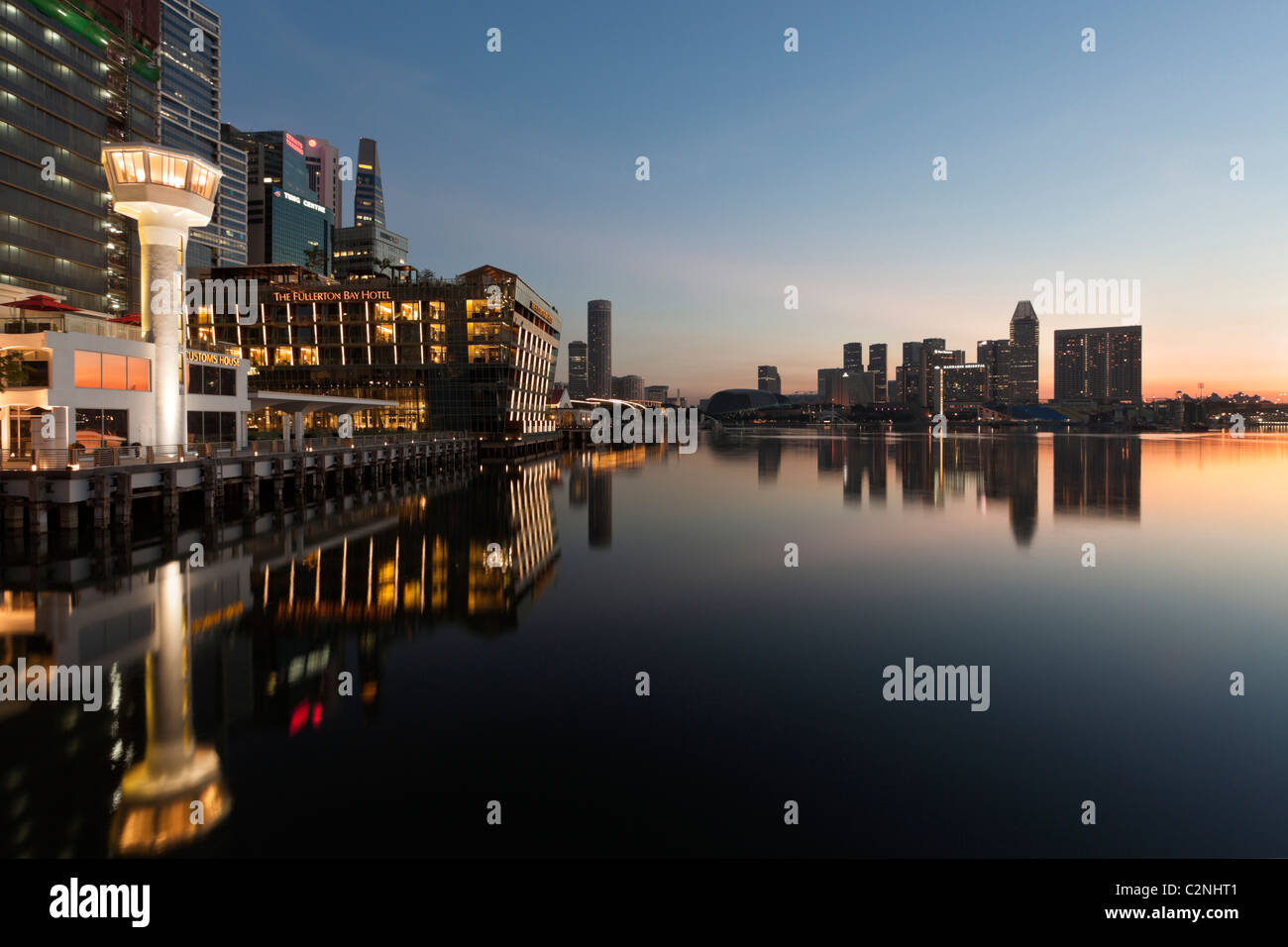 Fullerton Bay Hotel and bay at sunrise, Singapore Stock Photo - Alamy