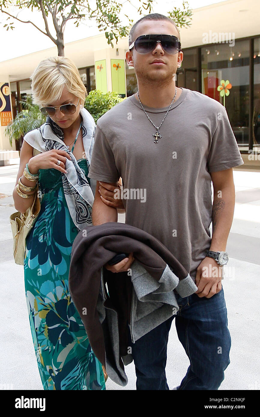 Mena suvari boyfriend simone sestito hi-res stock photography and images - Alamy