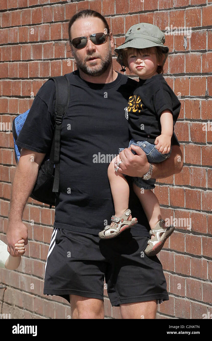 Russell Crowe takes his sons Charles and Tennyson for a walk in Beverly ...