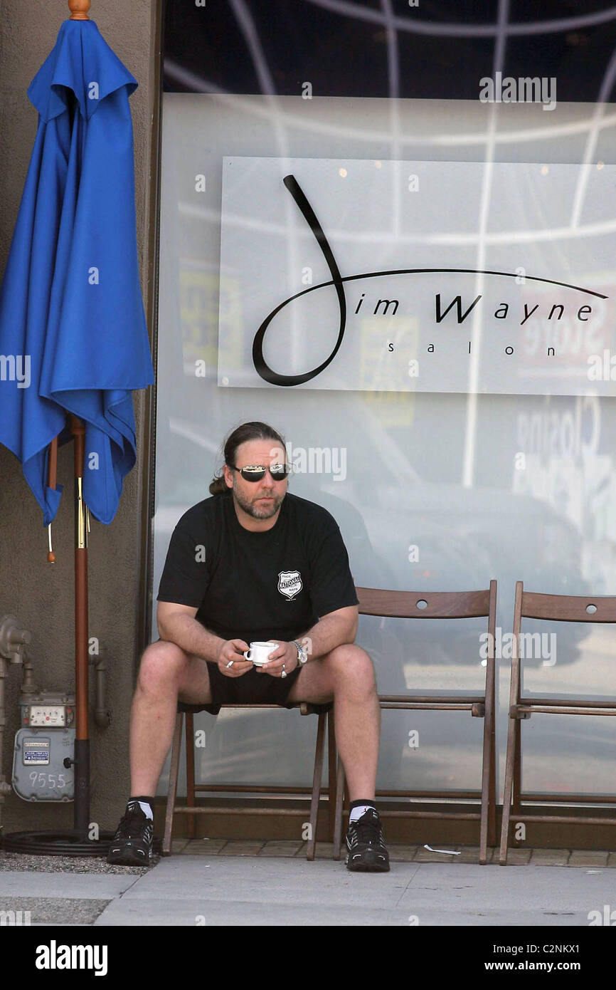 Russell Crowe takes a break and enjoys an espresso and a cigarette at ...