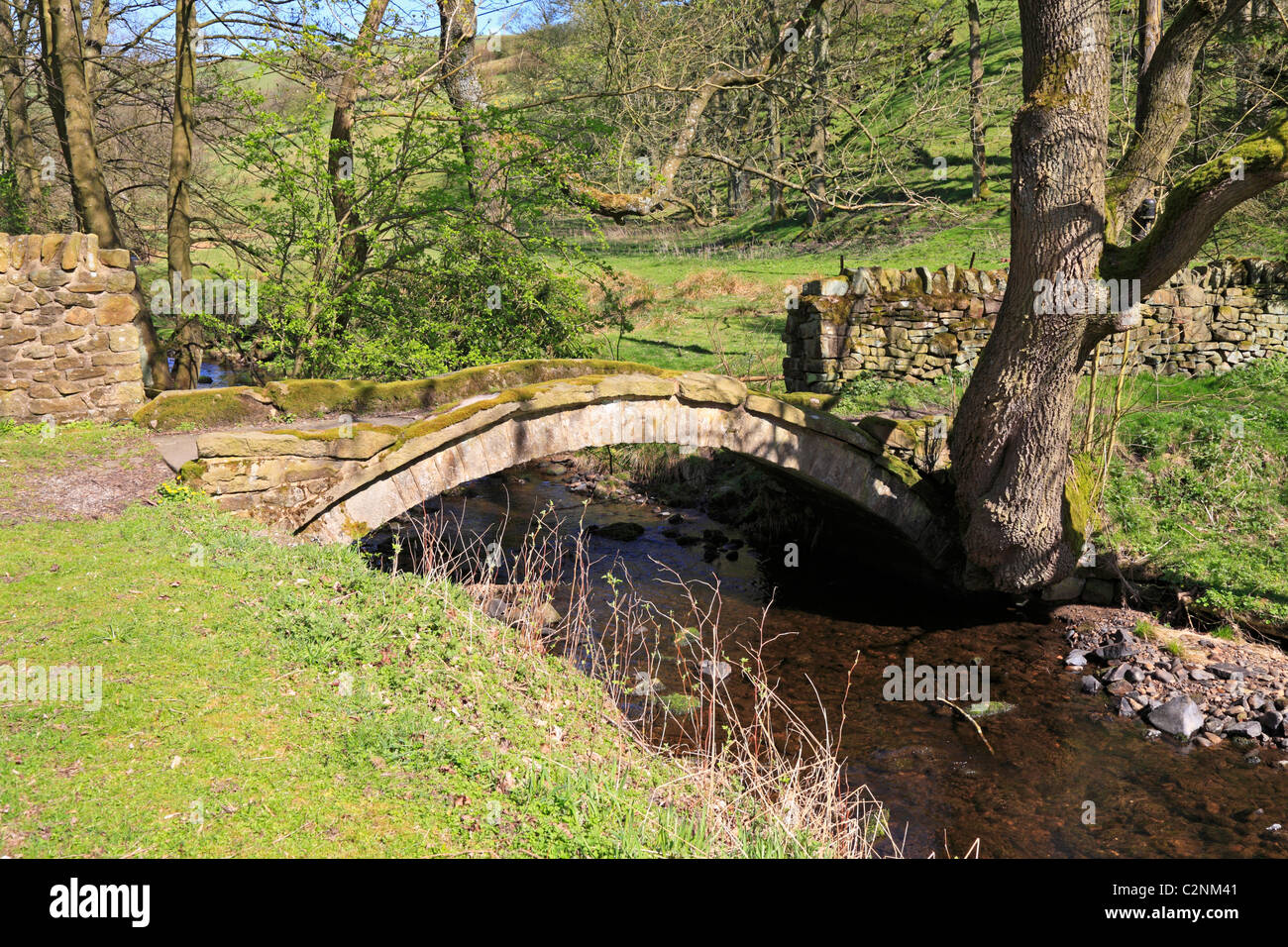 Bowden Bridge Packhorse bridge over the River Kinder, Hayfield ...