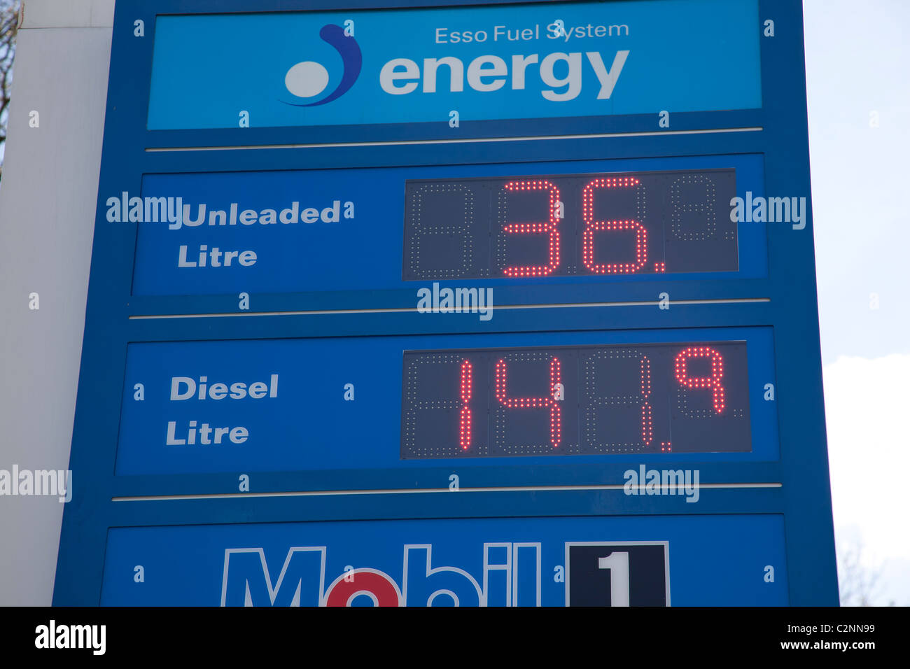 Esso sign hi-res stock photography and images - Alamy