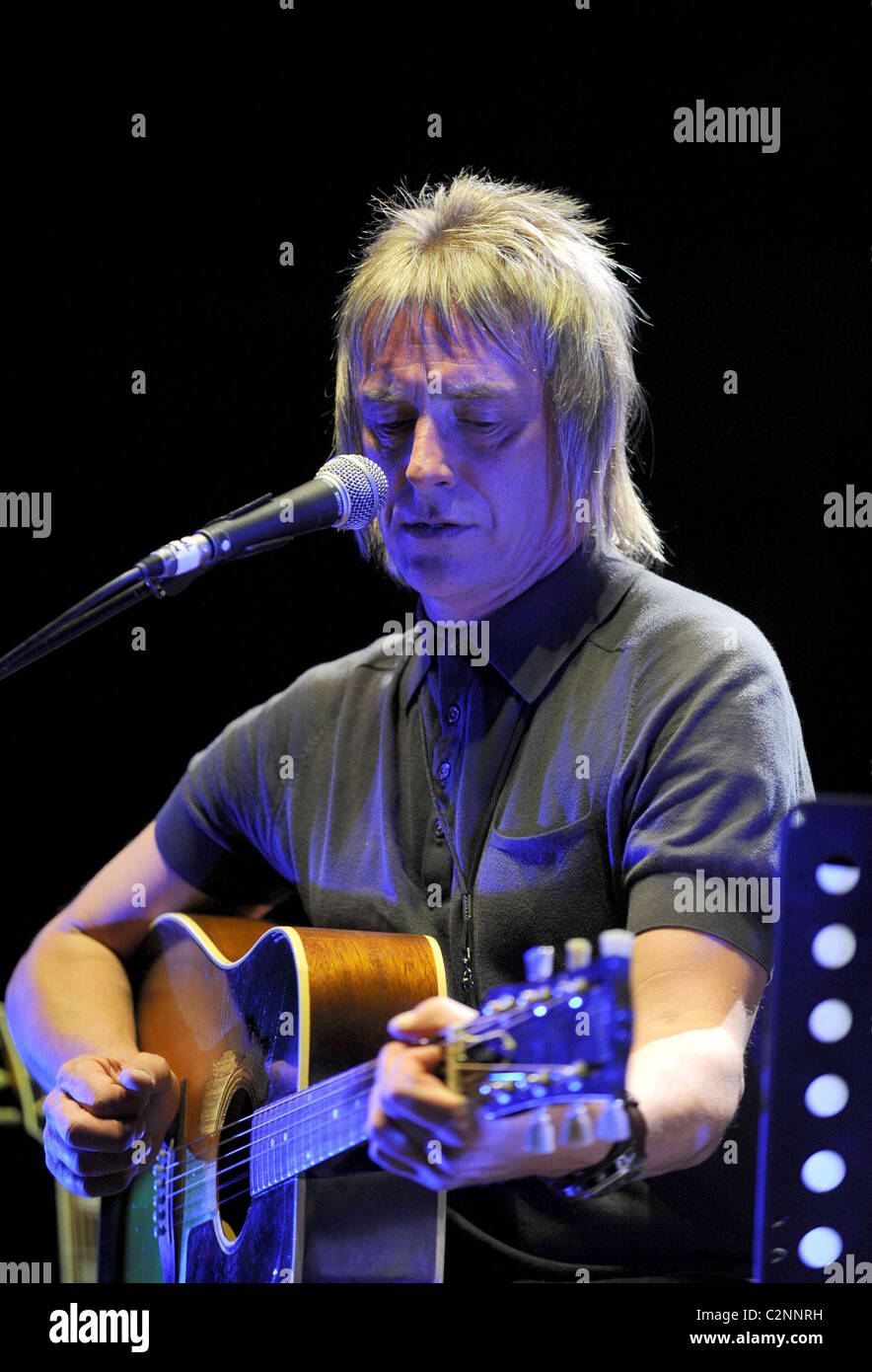 Paul Weller performing at the Royal Albert Hall for the Teenage Cancer ...