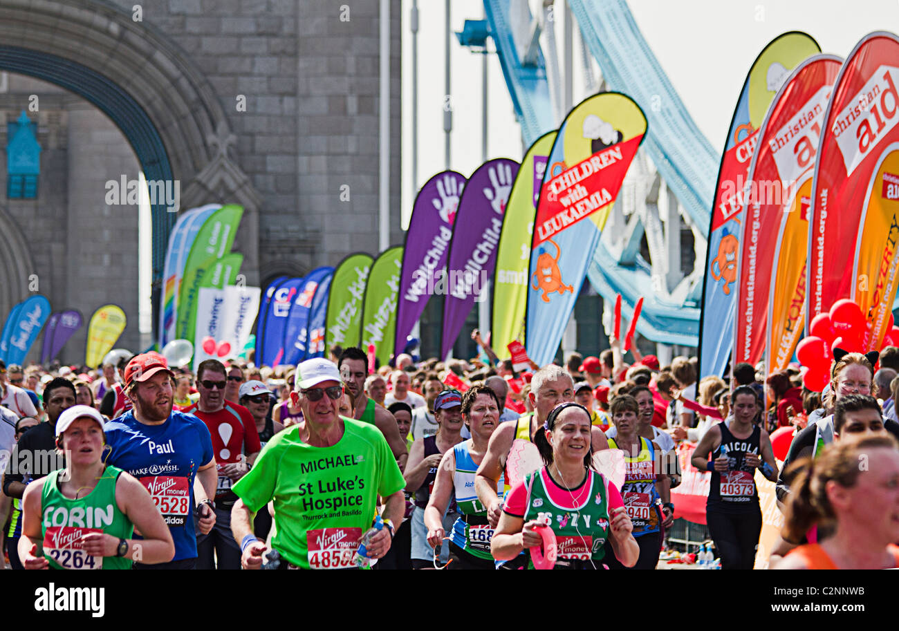 Crowds london marathon hi-res stock photography and images - Alamy