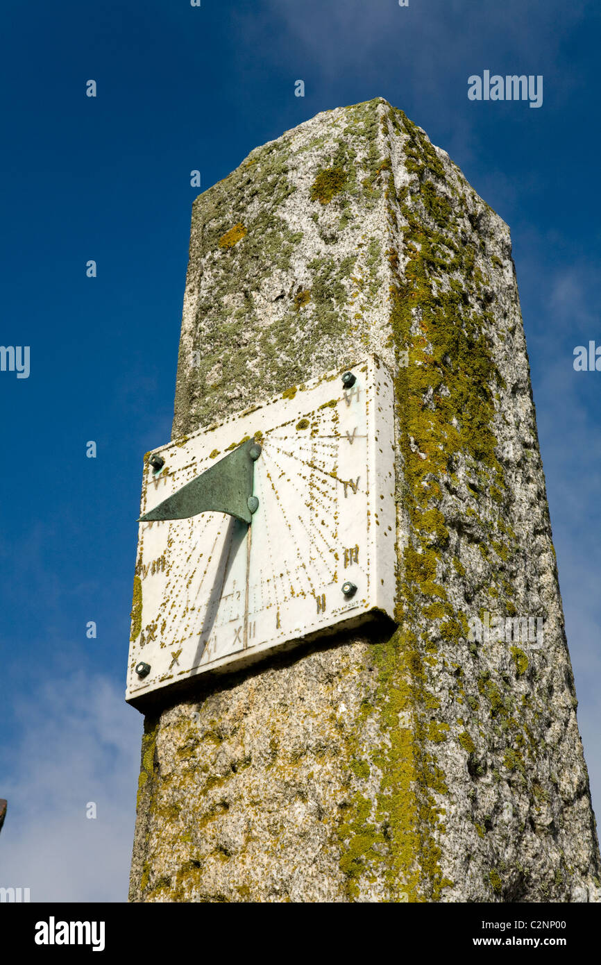 Telling time on a sundial hi-res stock photography and images - Alamy