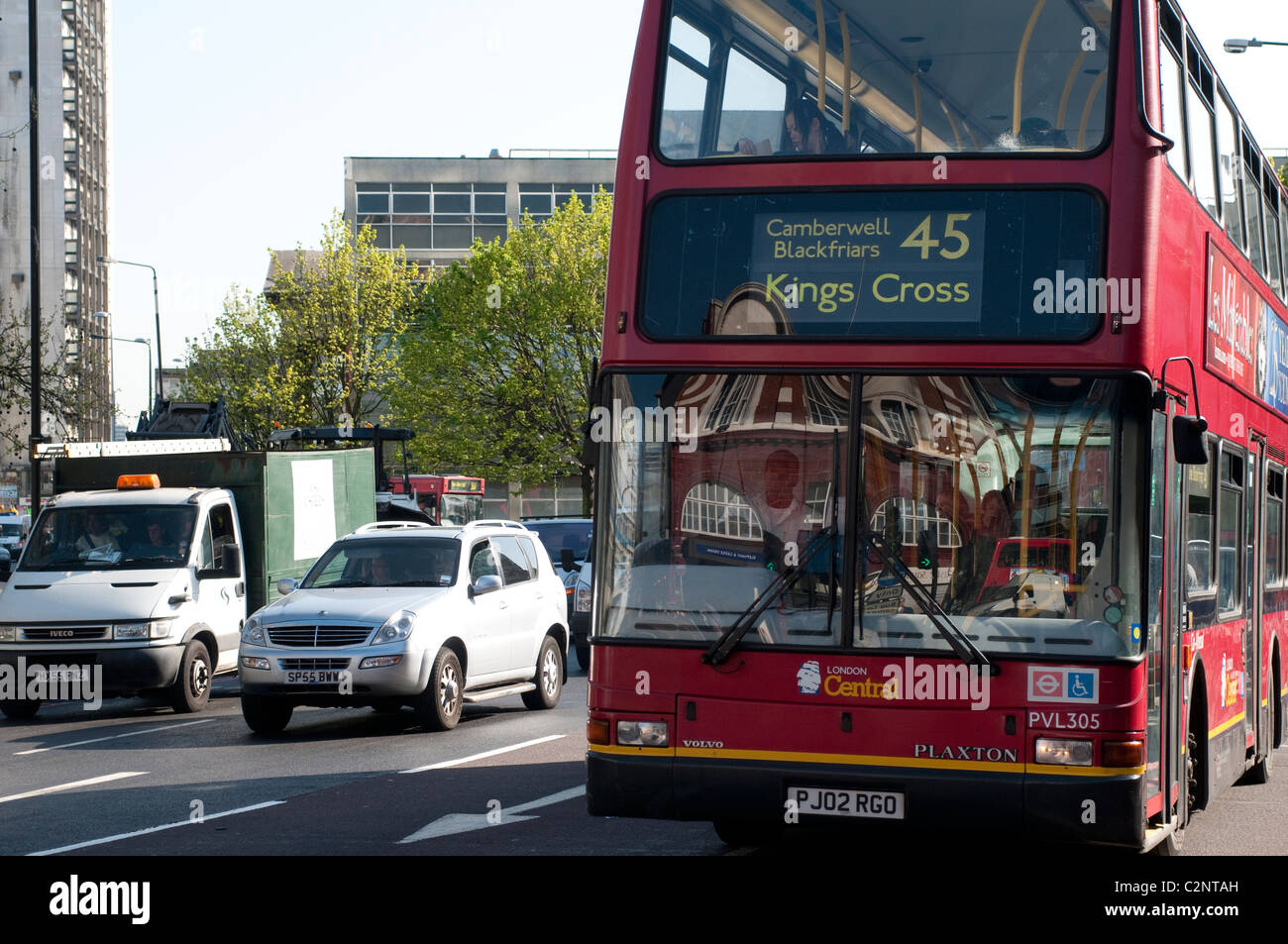 Bus, Elephant and Castle northern roundabout, London, UK Stock Photo ...
