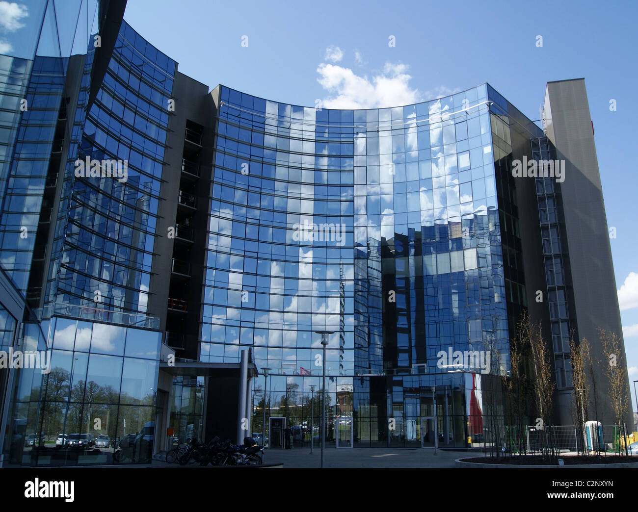 Tall shiny glass building hi-res stock photography and images - Alamy
