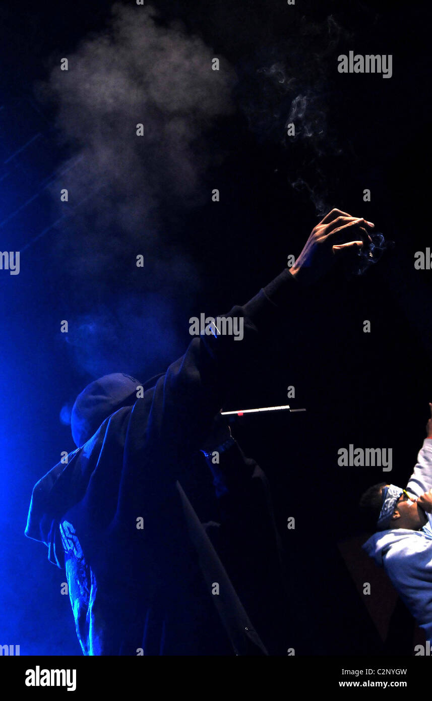 Method Man smoking a joint on stage. Method Man and Redman of Wu-Tang ...