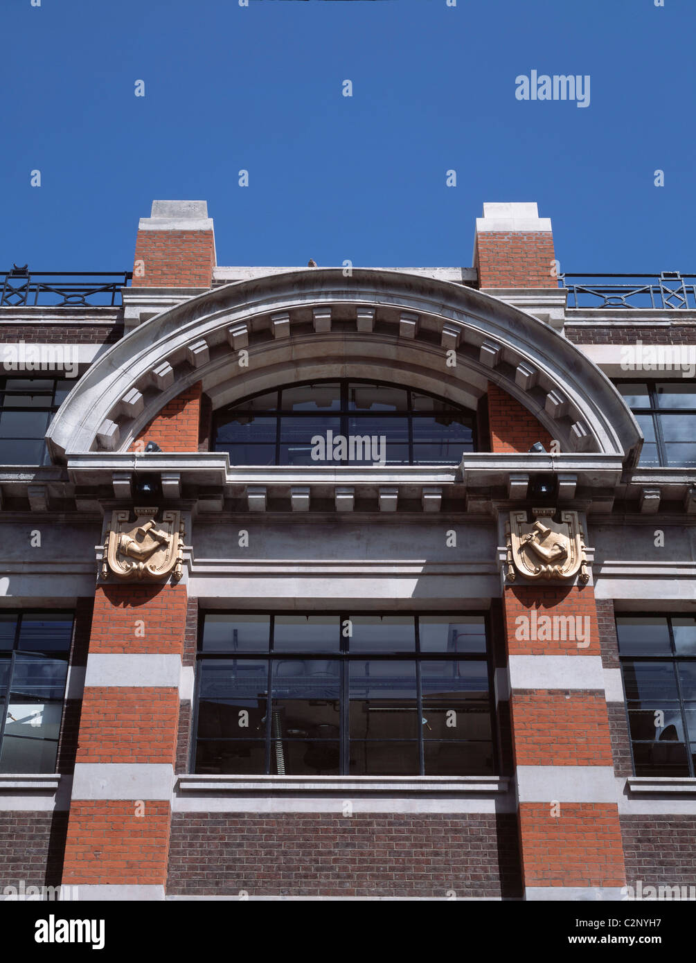 Window london exterior hi-res stock photography and images - Alamy