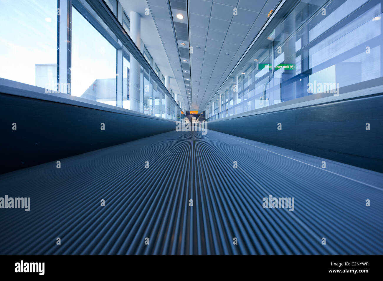 Airport walkway moving travelator hi-res stock photography and images ...