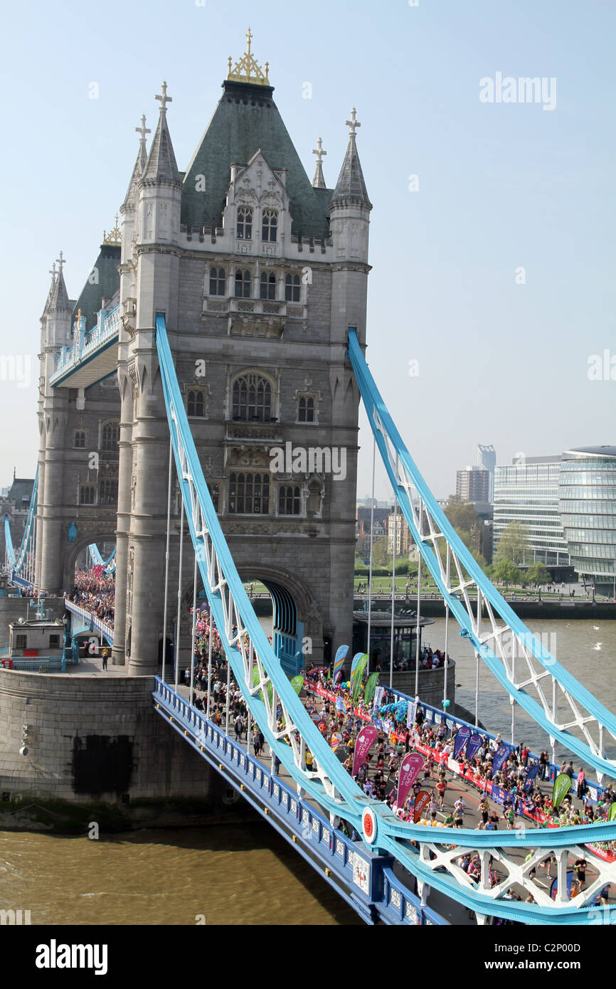The london marathon, tower bridge hi-res stock photography and images ...