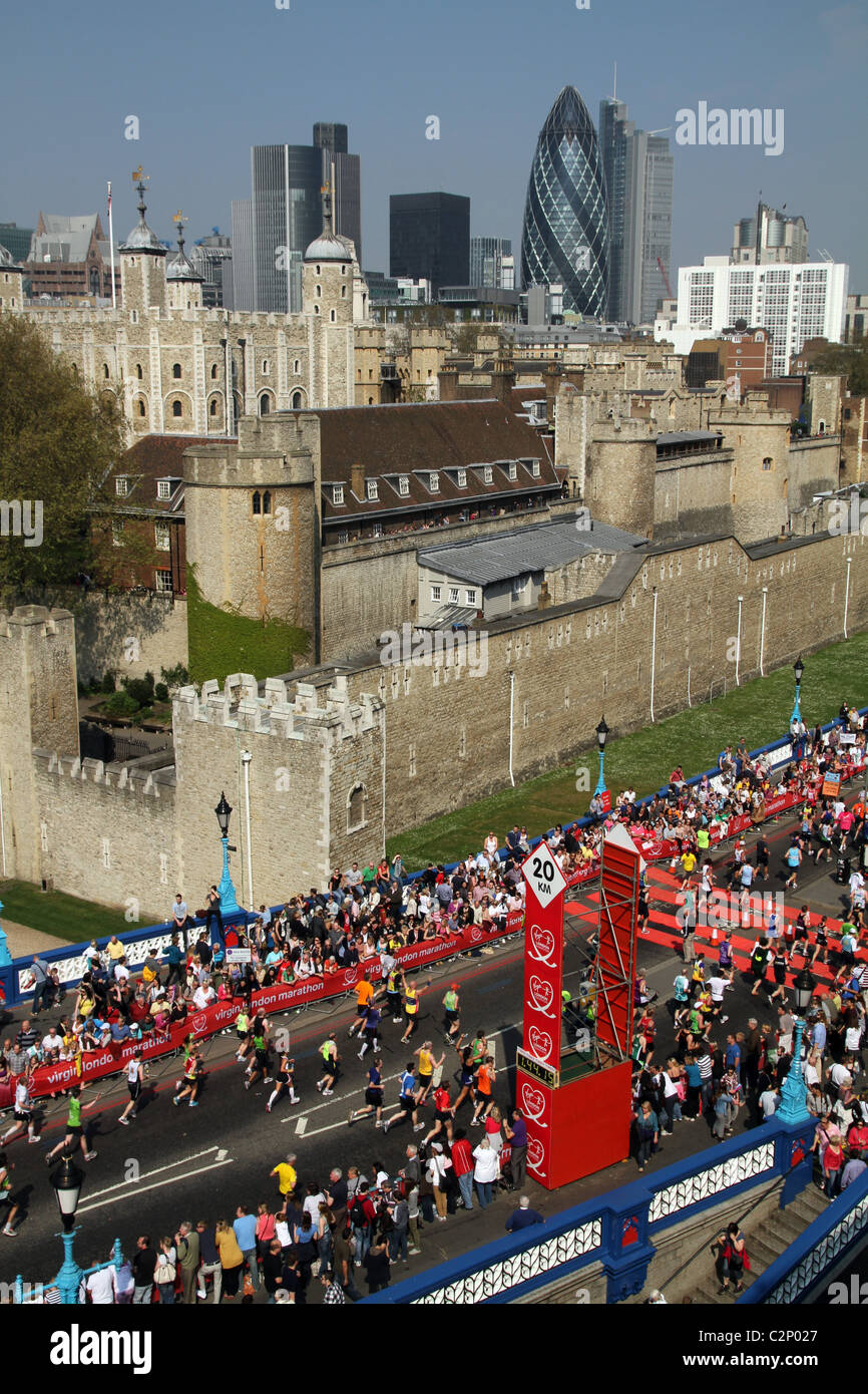 Marathon Tower Bridge High Resolution Stock Photography and Images - Alamy