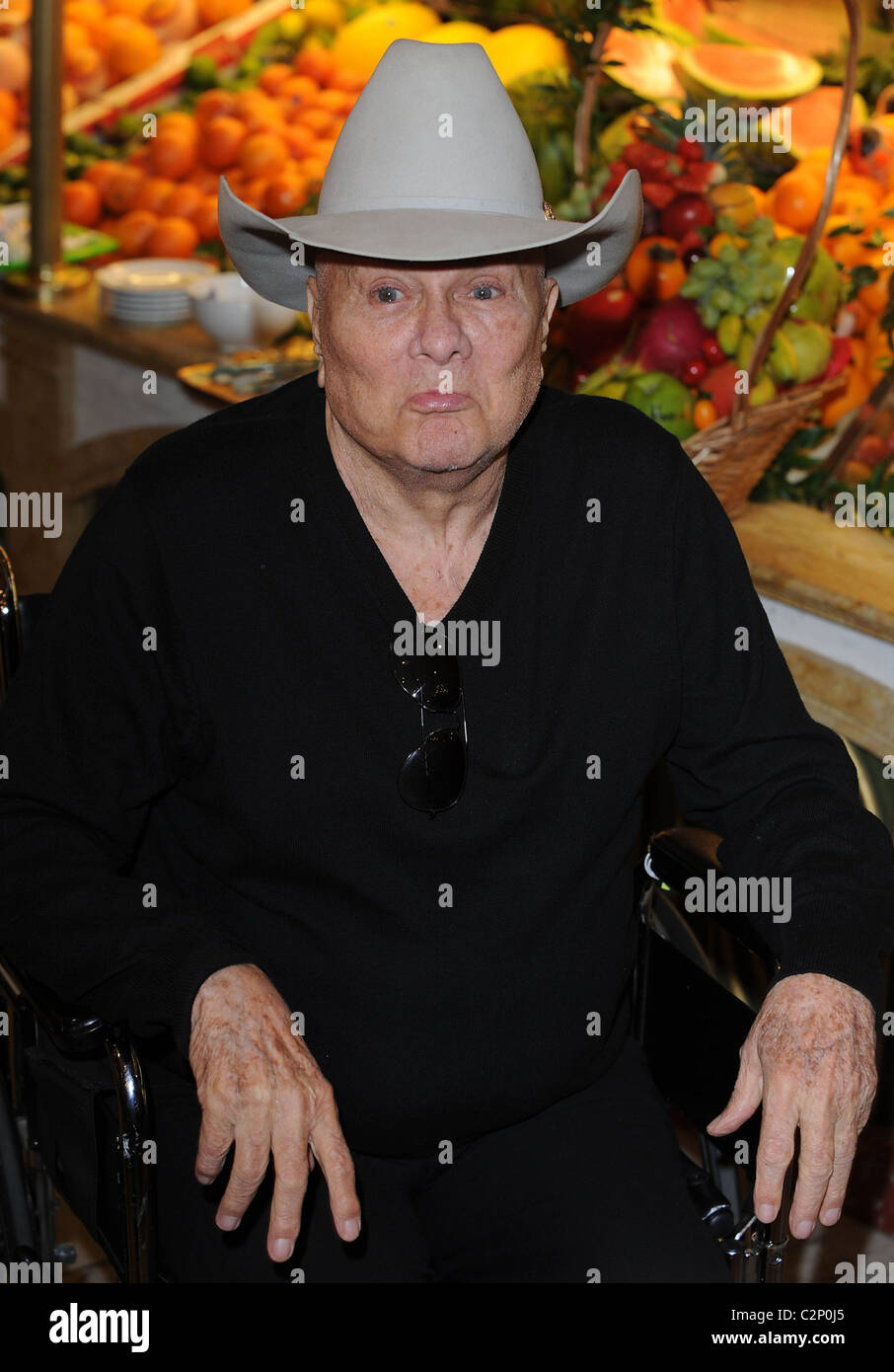 Tony Curtis visits Harrods department store to promote 'The Tony Curtis ...
