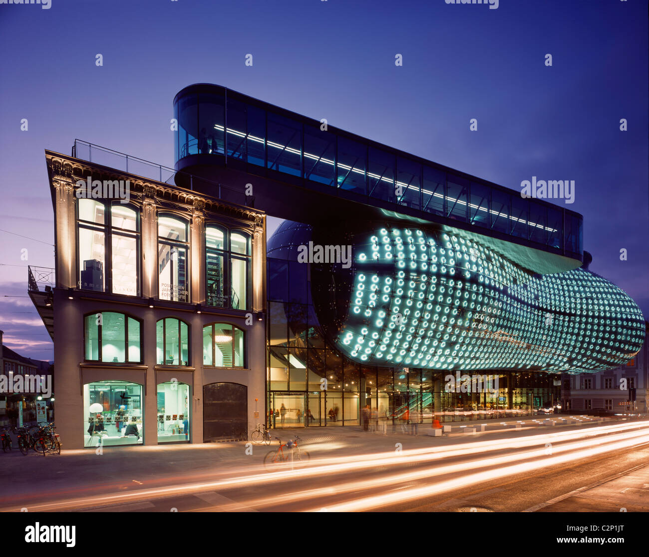 Kunsthaus graz night hi-res stock photography and images - Alamy