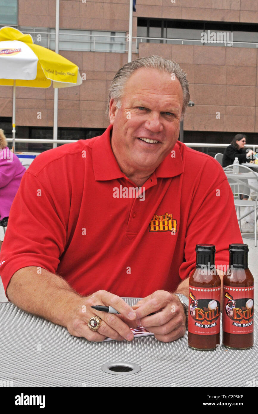 Former Phillies player Greg Luzinski signs his new rib sauce 'The Bull ...