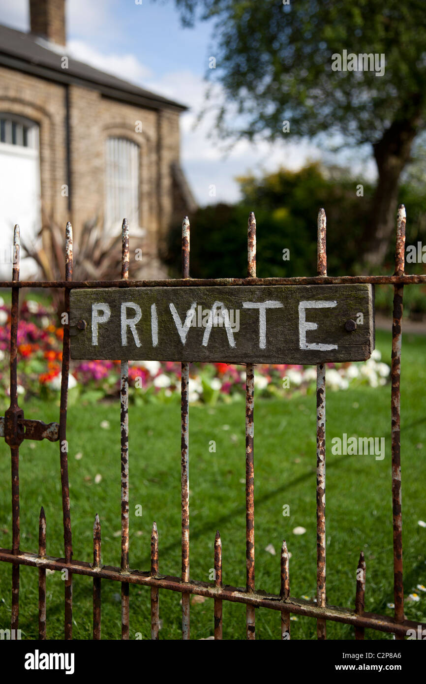 Gate fence grass sign hi-res stock photography and images - Alamy