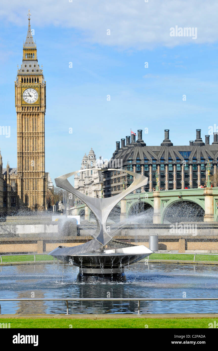 Modern sculpture with water feature hi-res stock photography and images ...