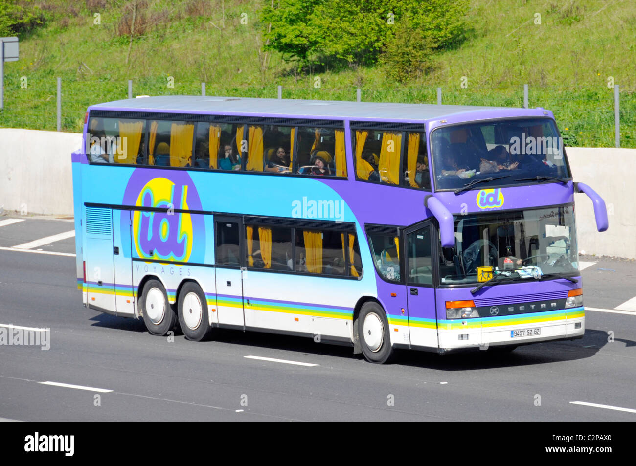 Left hand bus hi-res stock photography and images - Alamy