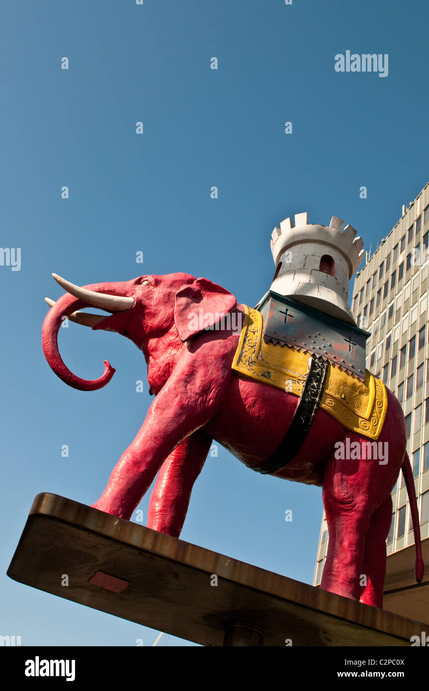 Elephant castle statue elephant castle hi-res stock photography and ...