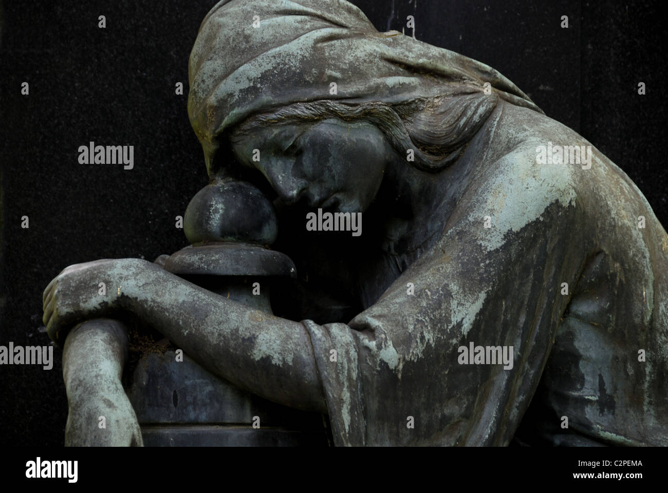 Cemetery sculpture - Grieving with urn Stock Photo - Alamy