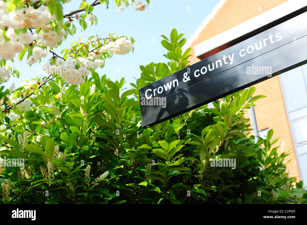 Signpost To Leicester Crown and County Courts Stock Photo - Alamy
