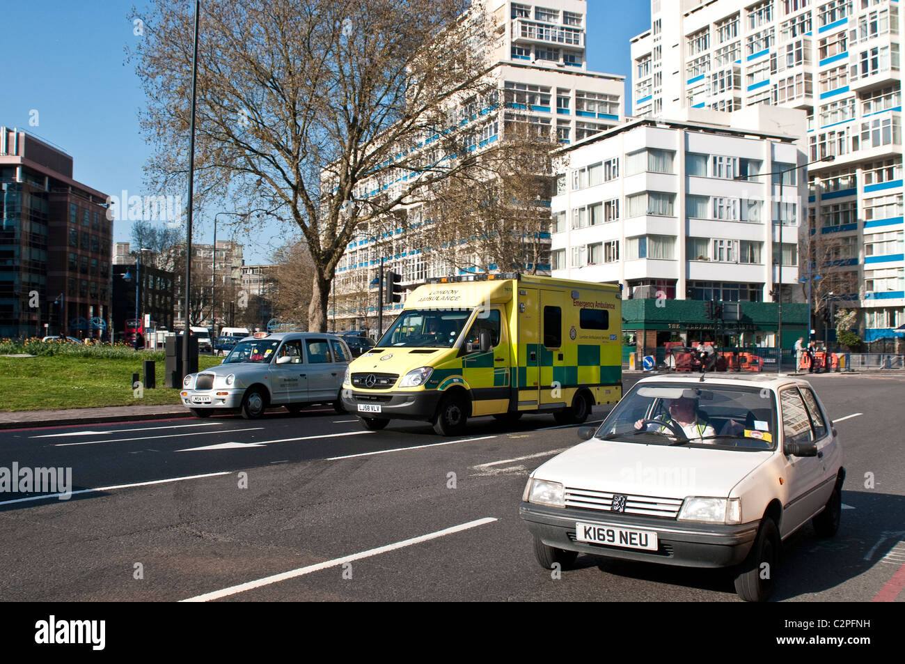Traffic, Elephant and Castle northern roundabout, Southwark, London, UK ...