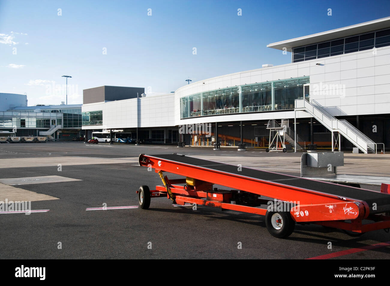 Sydney airport terminal hi-res stock photography and images - Alamy