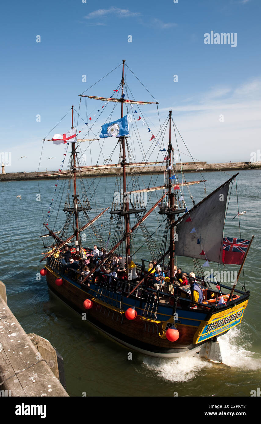 Bark Endeavour at Whitby returning to harbour Stock Photo - Alamy