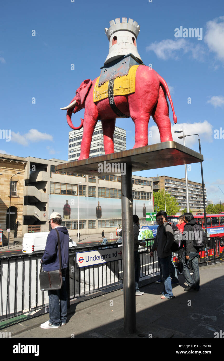 Elephant and castle shopping centre hi-res stock photography and images ...