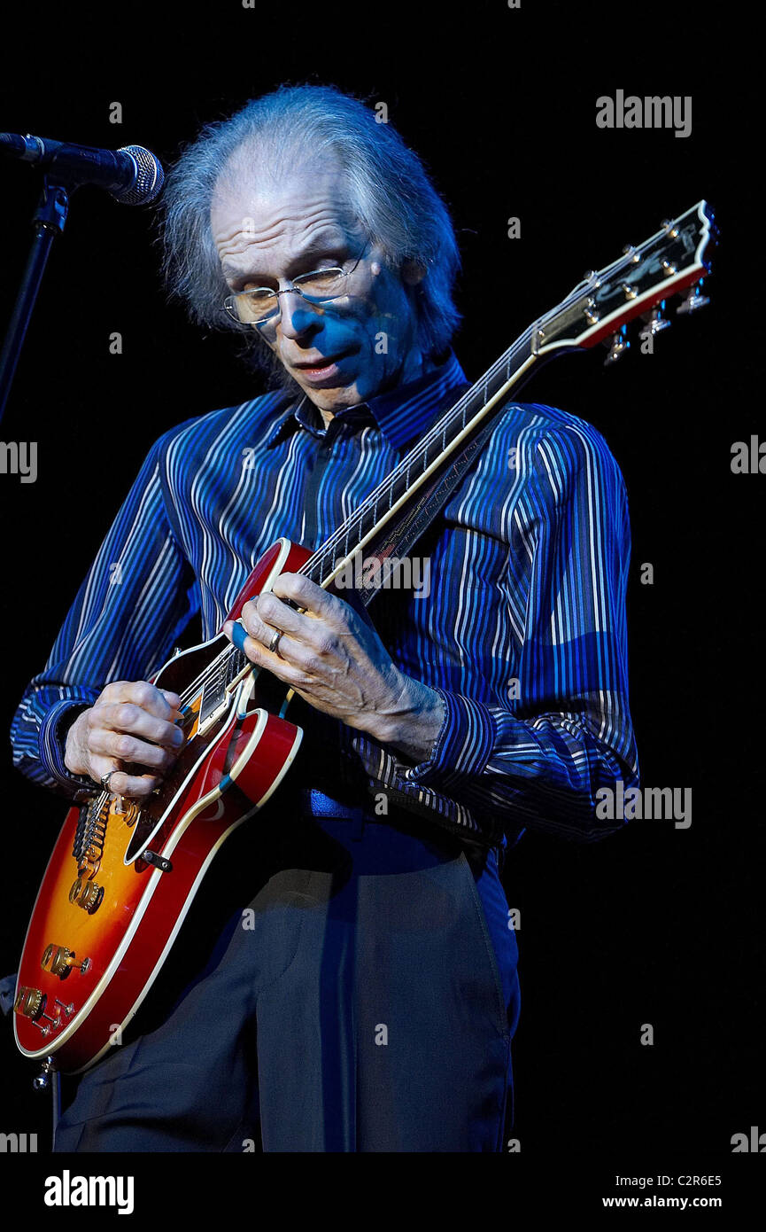 Steve Howe Asia performing live at Coliseu dos Recreios Lisbon ...