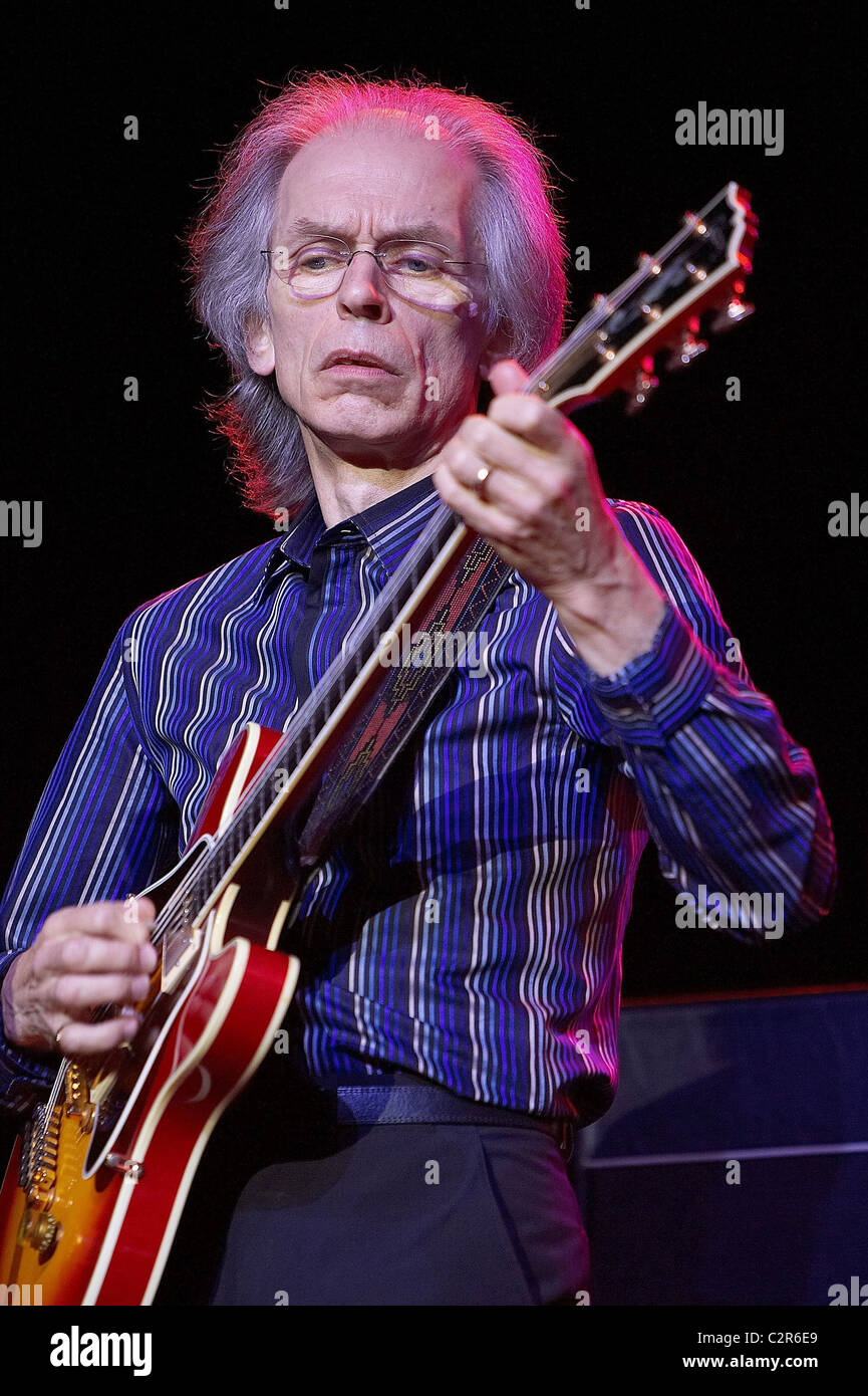 Steve howe asia hi-res stock photography and images - Alamy