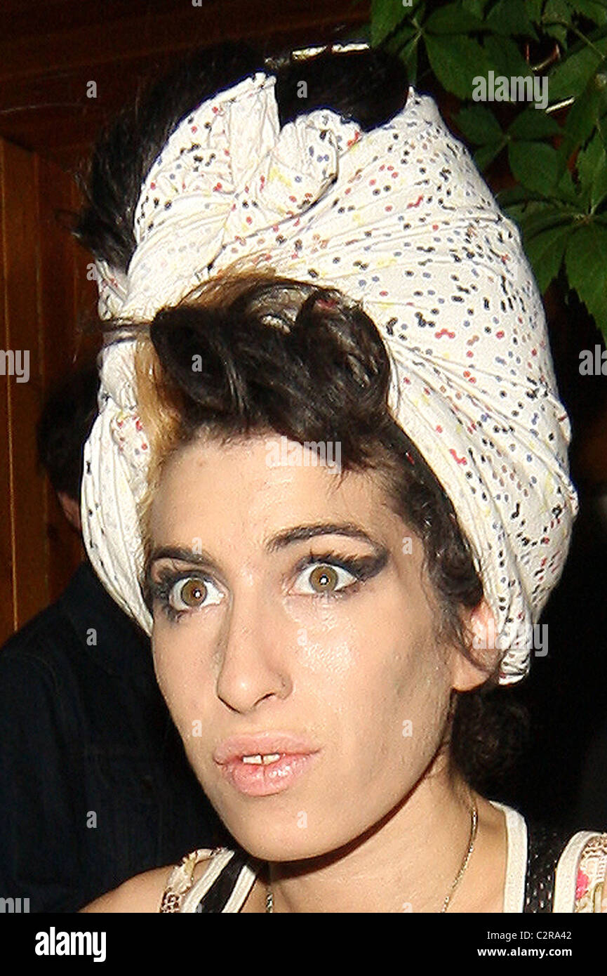Amy winehouse wearing pink gloves hi-res stock photography and images ...