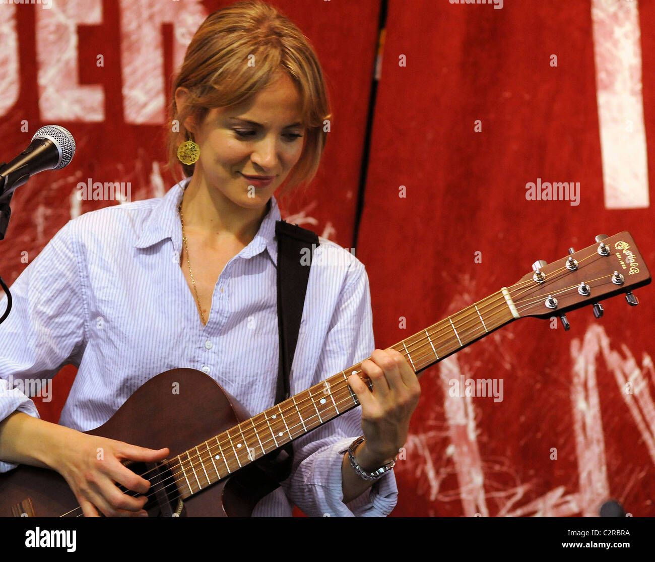 Irish singer Gemma Hayes sings tracks from her new album'Hollow of ...