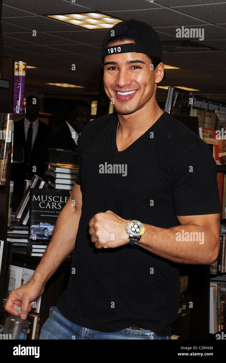 Mario Lopez signs copies of his book, 'Mario Lopez's Knockout Fitness ...