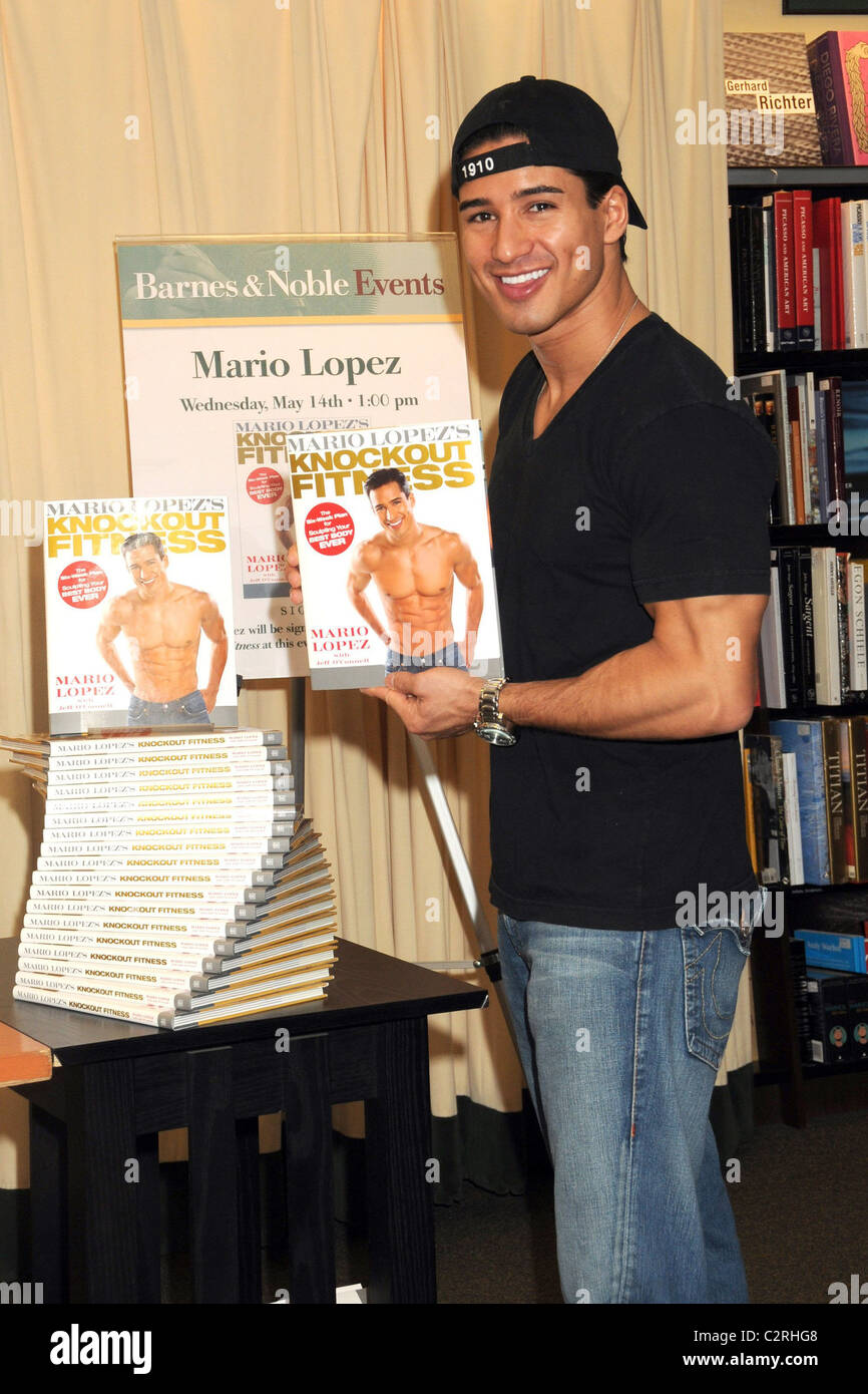 Mario Lopez signs copies of his book, 'Mario Lopez's Knockout Fitness ...