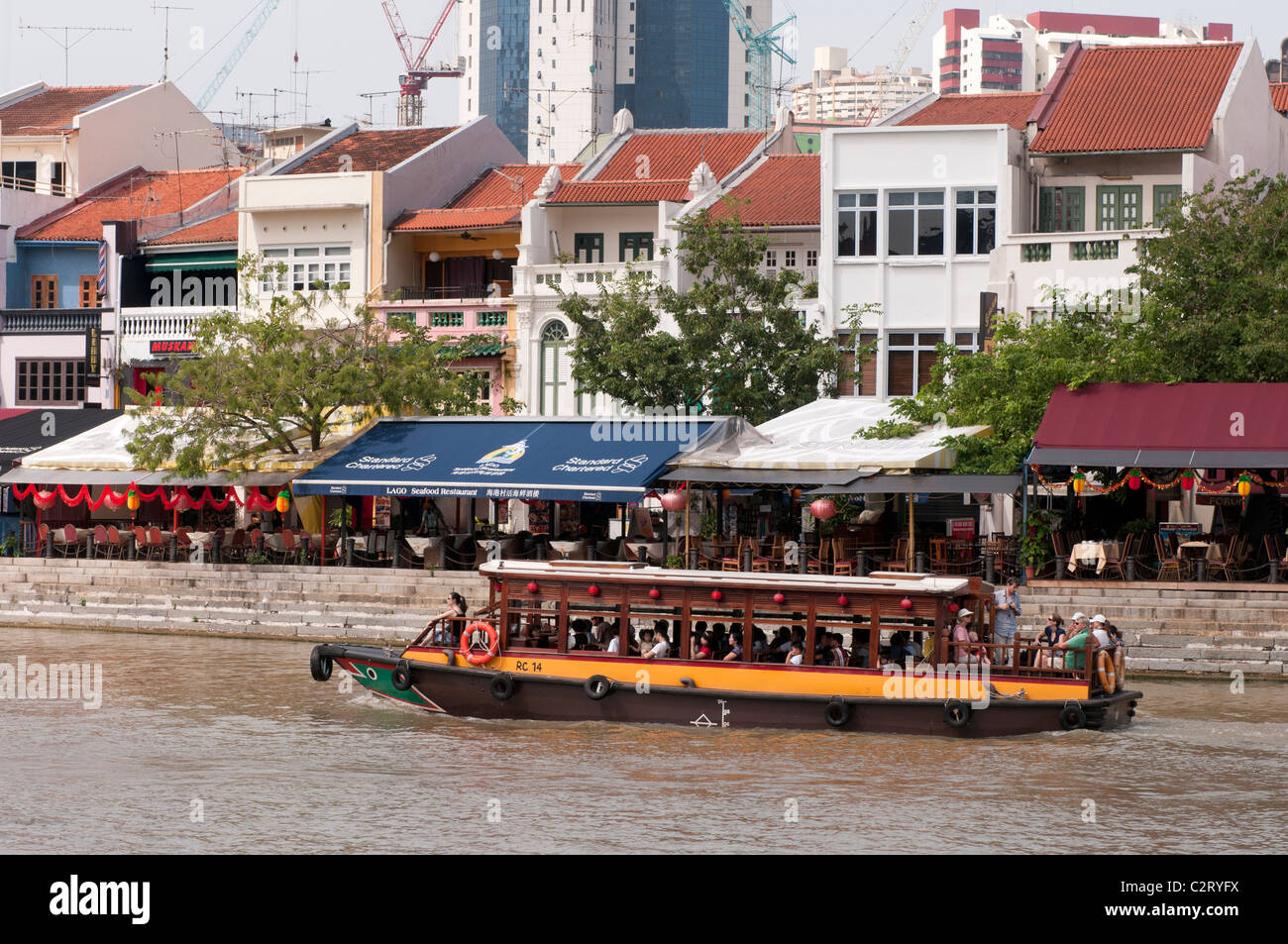 Tourist 'bumboat' on the Singapore river at the Boat Quay restaurant ...