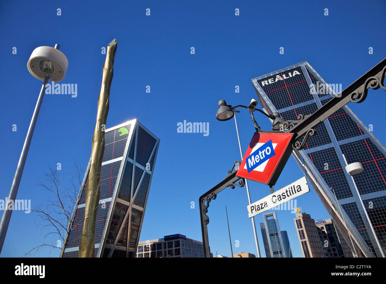 Kio towers at the end of the Paseo de la Castellana, Torres Kio, Puerta ...