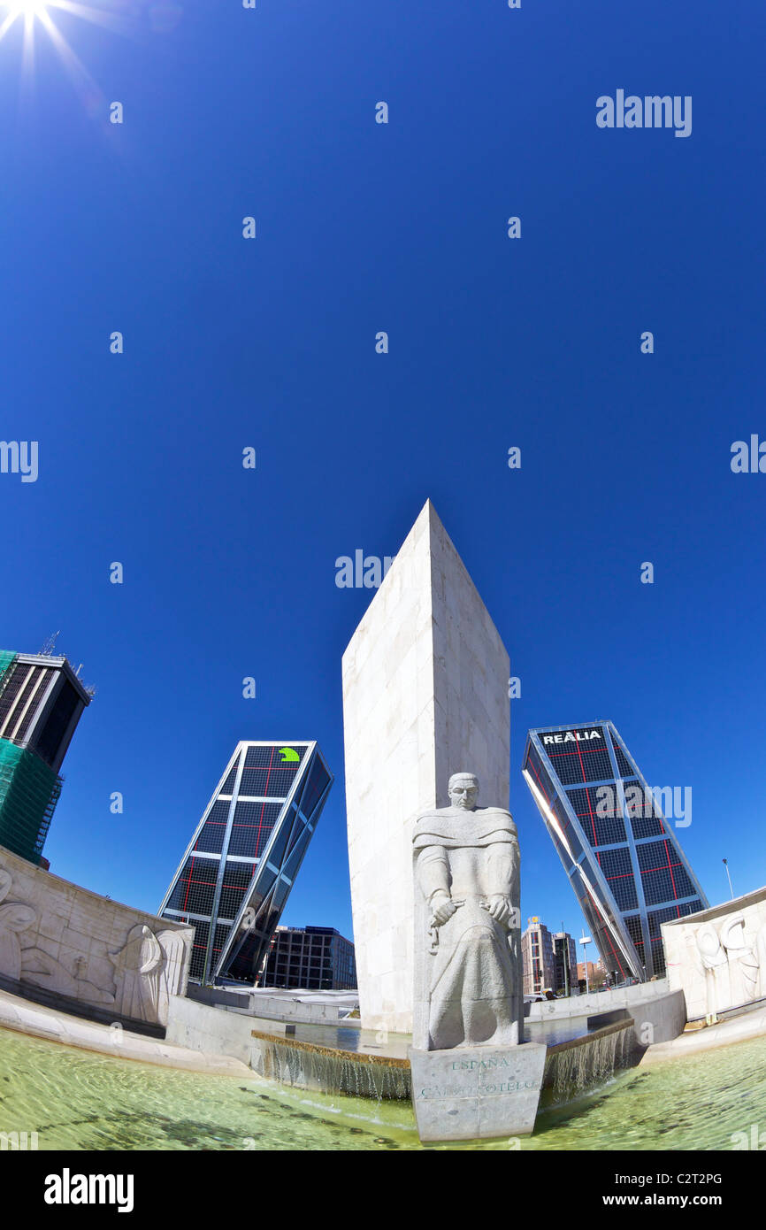 Kio towers at the end of the Paseo de la Castellana, Torres Kio, Puerta ...