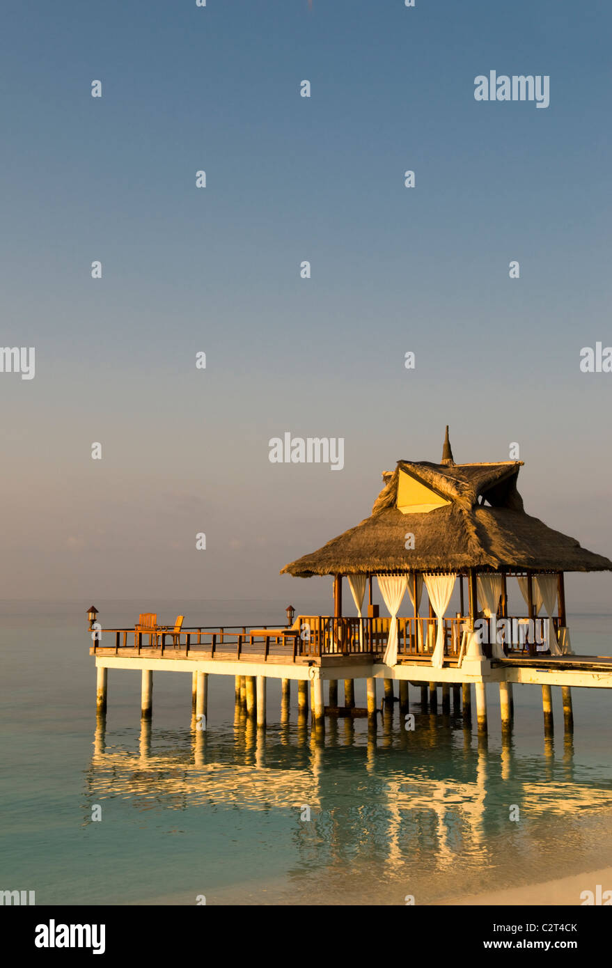 Gazebo and jetty with straw roof at a resort in the Maldives Stock ...