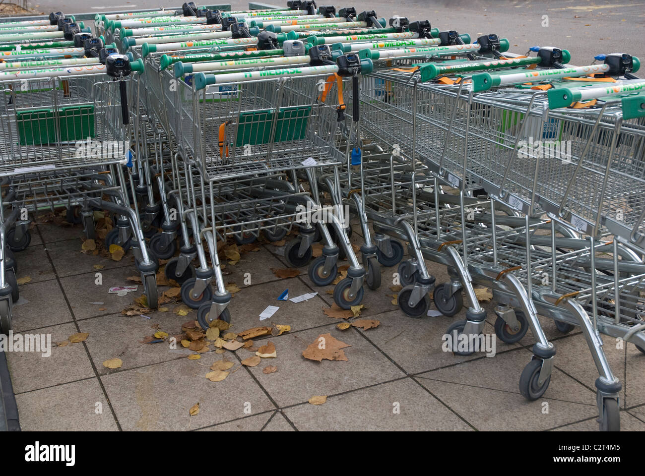 Shopping britain supermarket trolley hi-res stock photography and ...