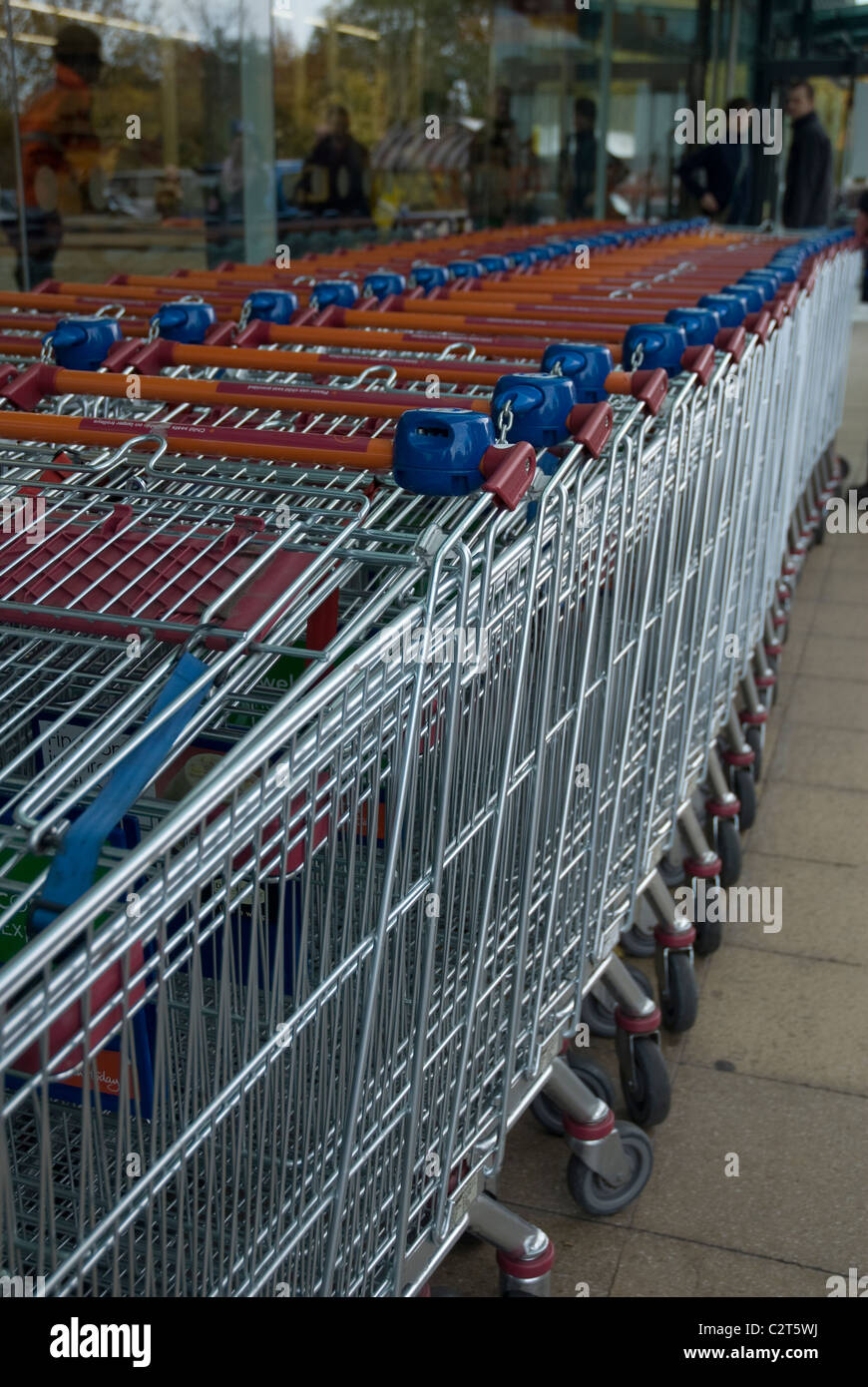 Supermarket trolley row hi-res stock photography and images - Alamy