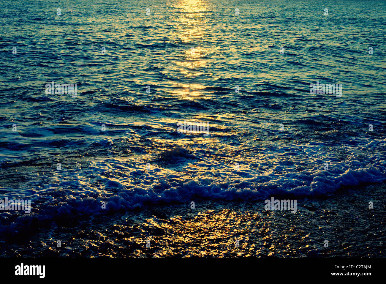 Reflection of the sun in the sea water Stock Photo - Alamy