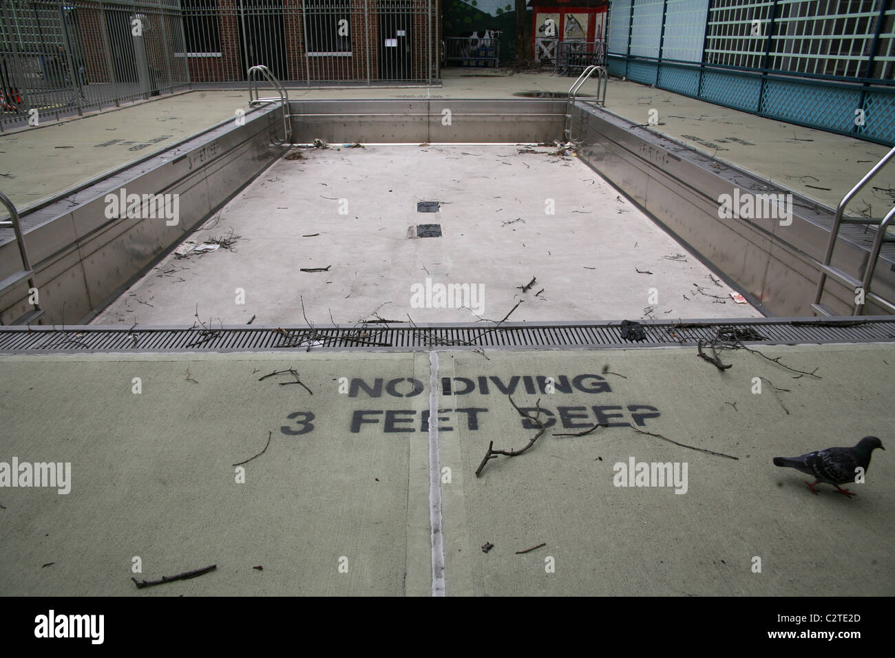 Empty swimming pool Stock Photo - Alamy