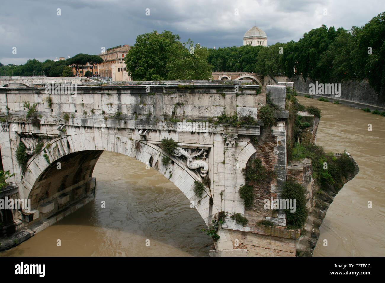 the ponte rotto bridge in rome, italy Stock Photo - Alamy