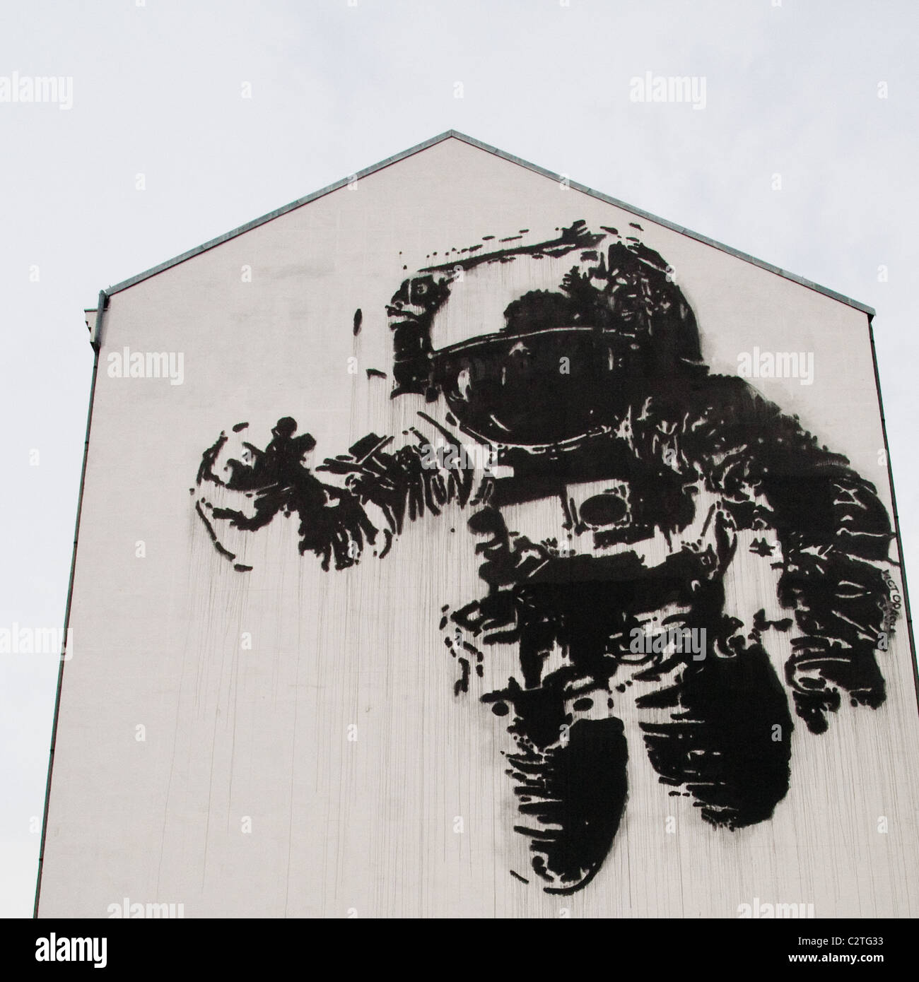 Spaceman mural by artist Victor Nash in Kreuzberg Berlin Stock Photo ...