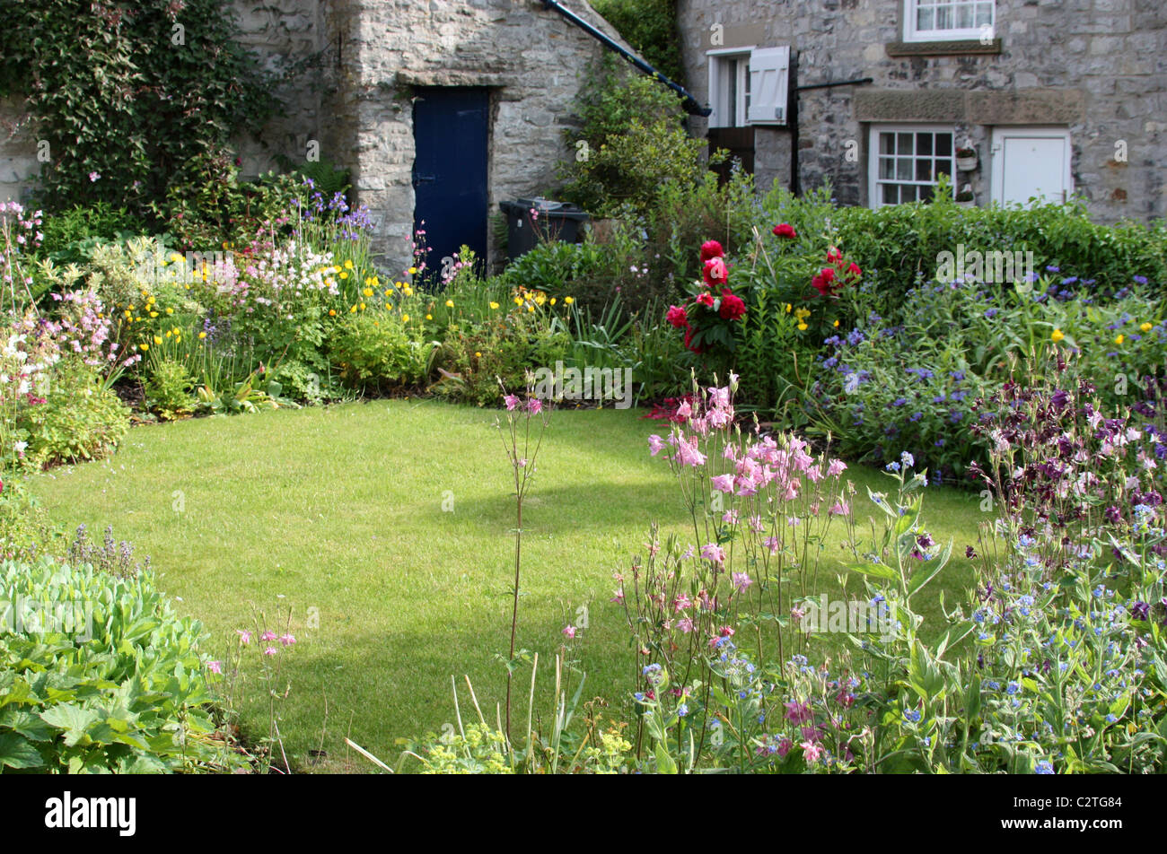 Limestone cottage hi-res stock photography and images - Alamy