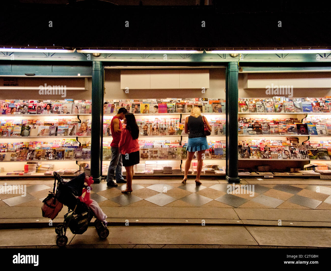 Women reading magazine rack newsstand hi-res stock photography and ...
