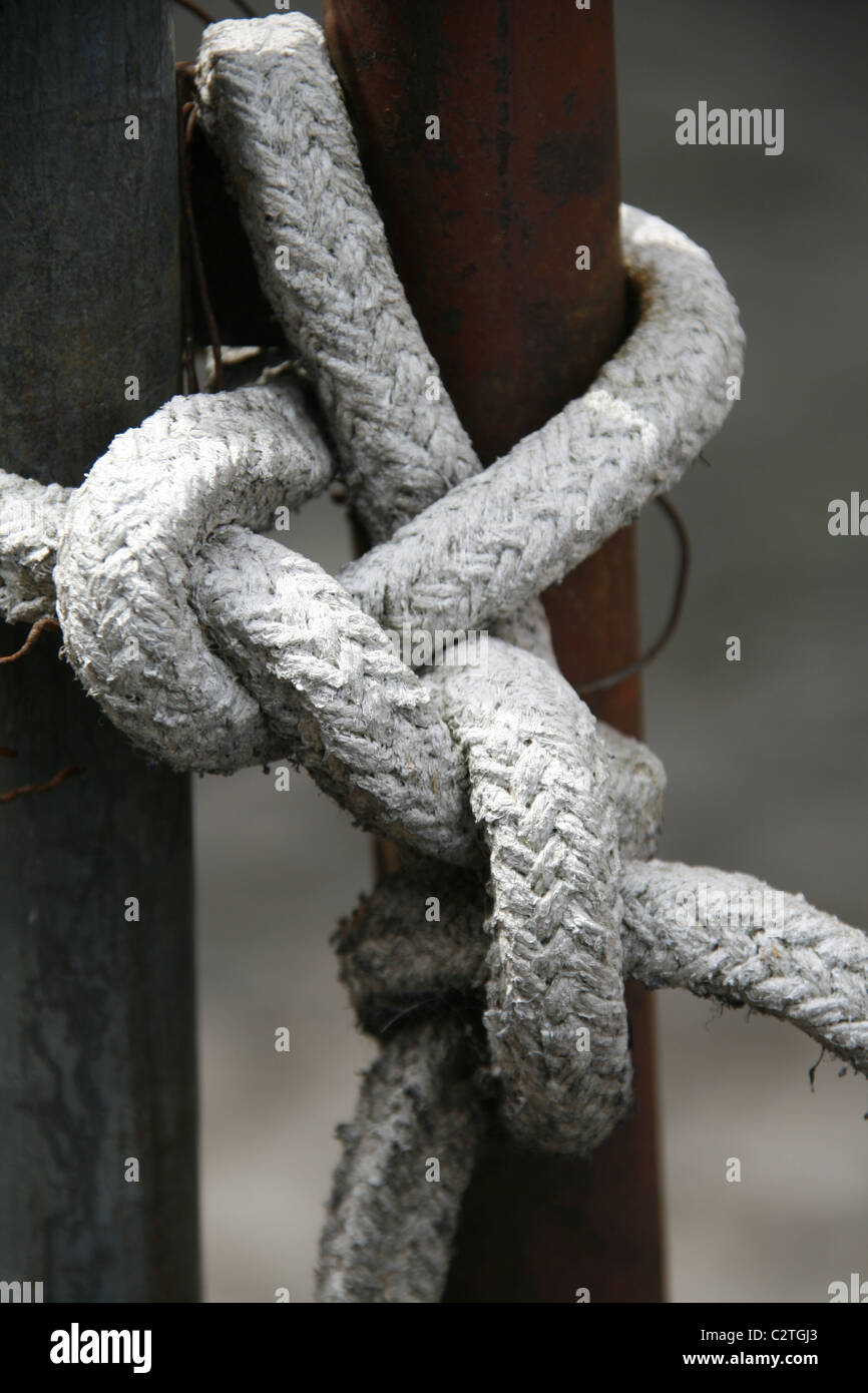close up of rope with knot tied to pole Stock Photo - Alamy