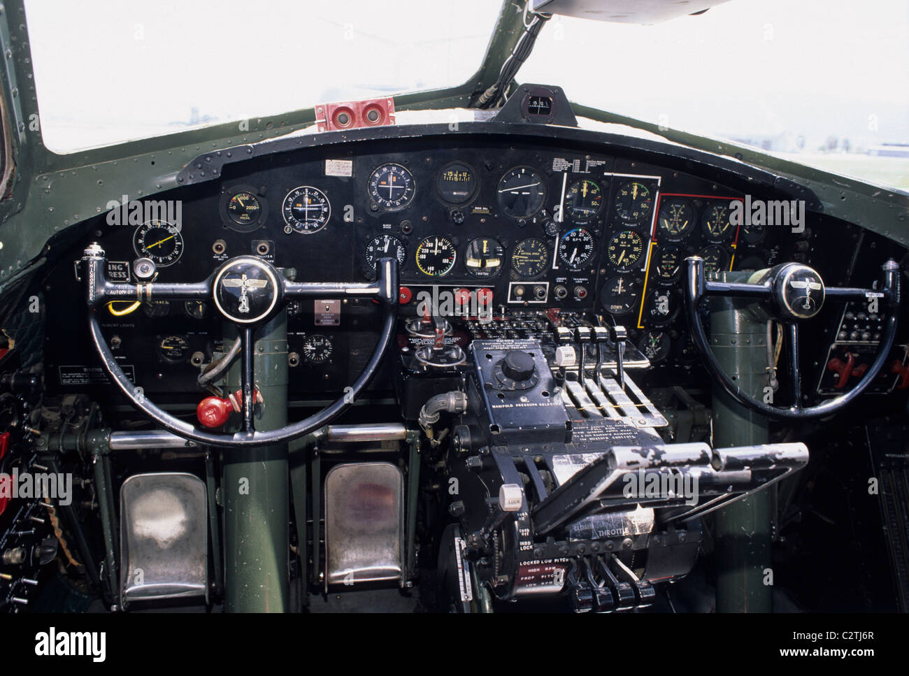 B 17 cockpit hi-res stock photography and images - Alamy