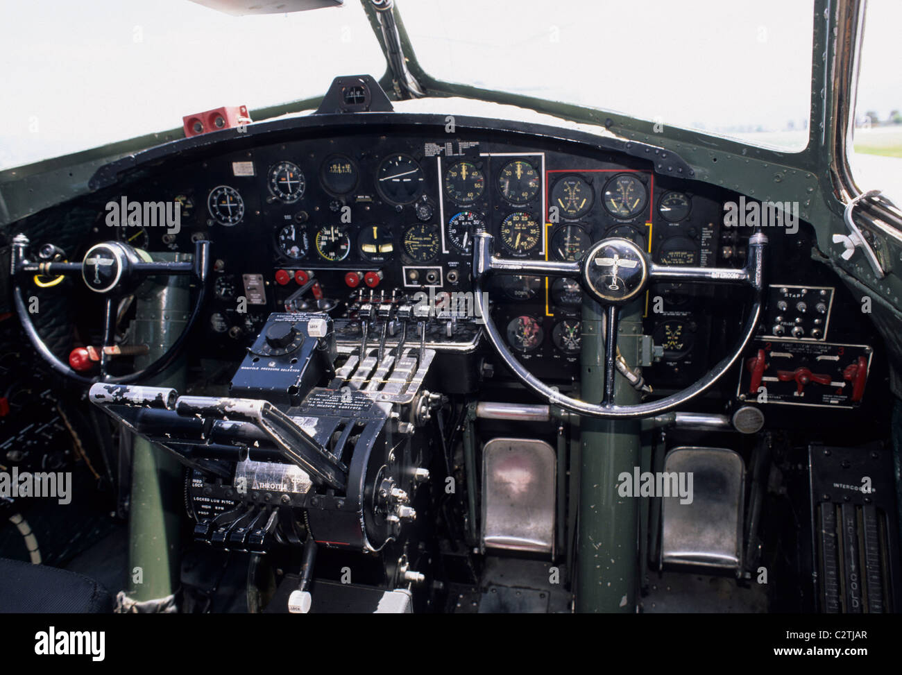 B 17 cockpit hi-res stock photography and images - Alamy